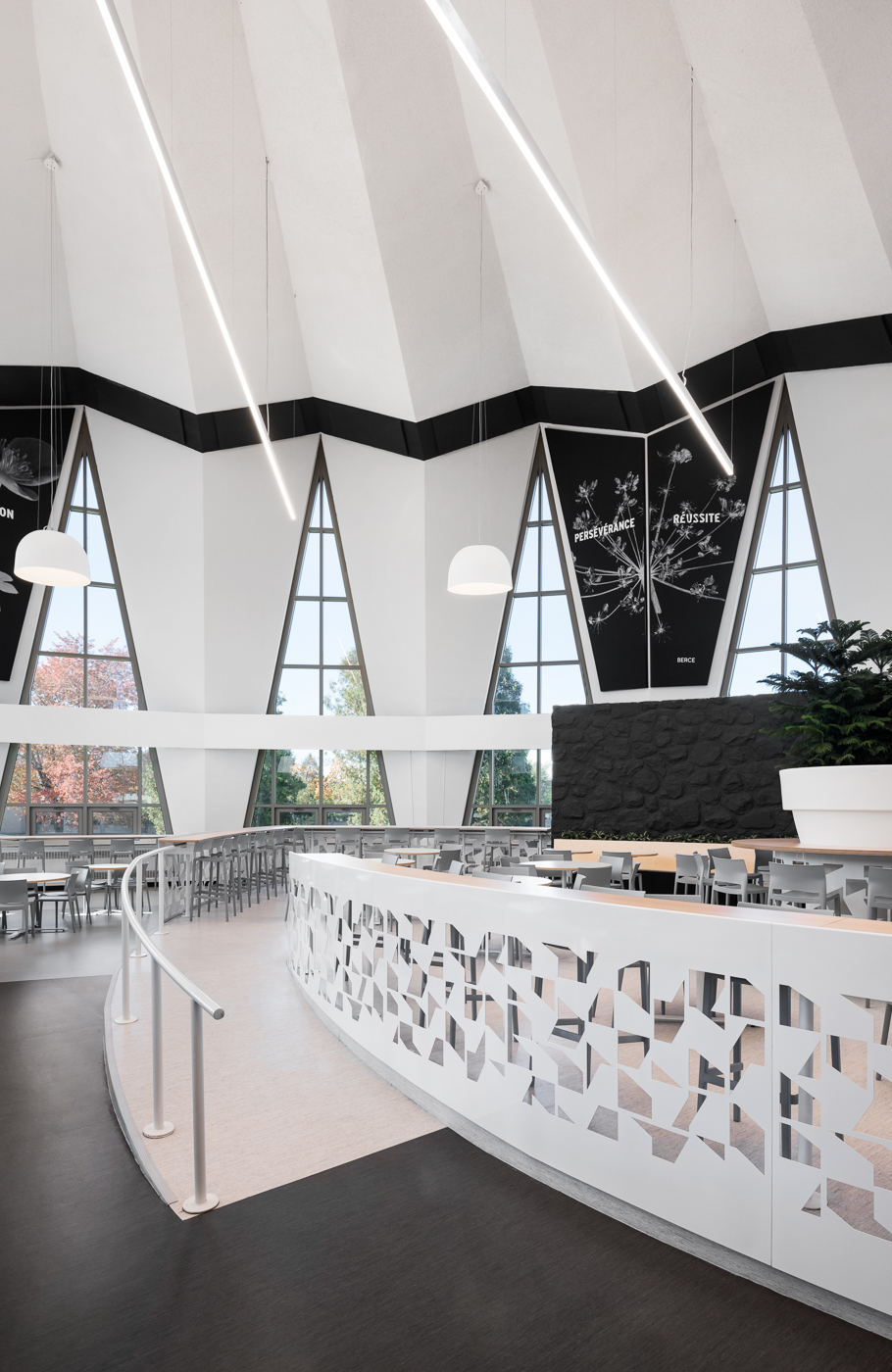 Transformation impressionnante pour la cafétéria du Cégep Marie-Victorin - Index-Design.ca